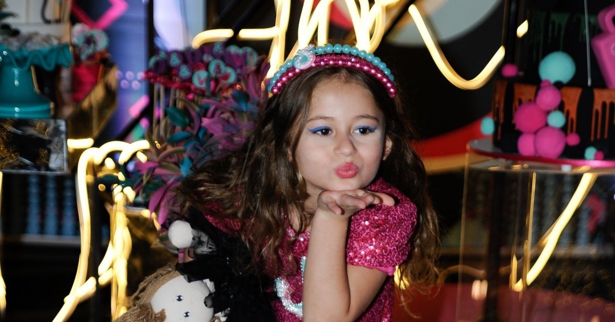 Look de Valentina, filha de Deolane Bezerra, traz a logo do TikTok estampada e custou R$ 8 mil ...