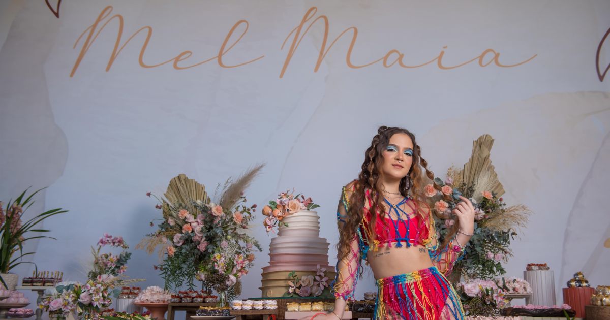 Mel Maia ainda usou um biquíni vermelho por baixo com top e uma hot ...