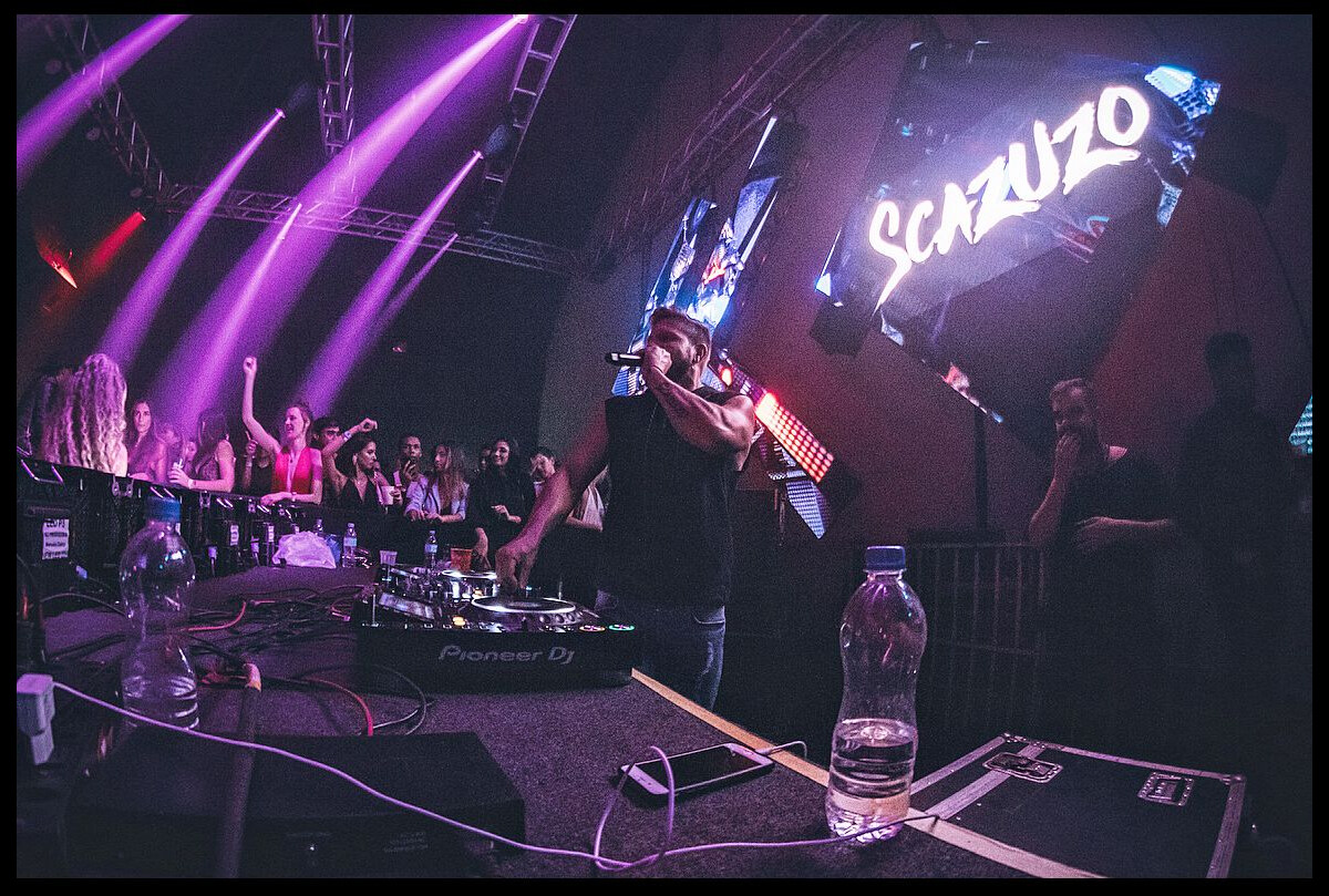 Foto: 4° Edição do Baile do Zuzo, criado pelo DJ Scazuzo, acontece ...