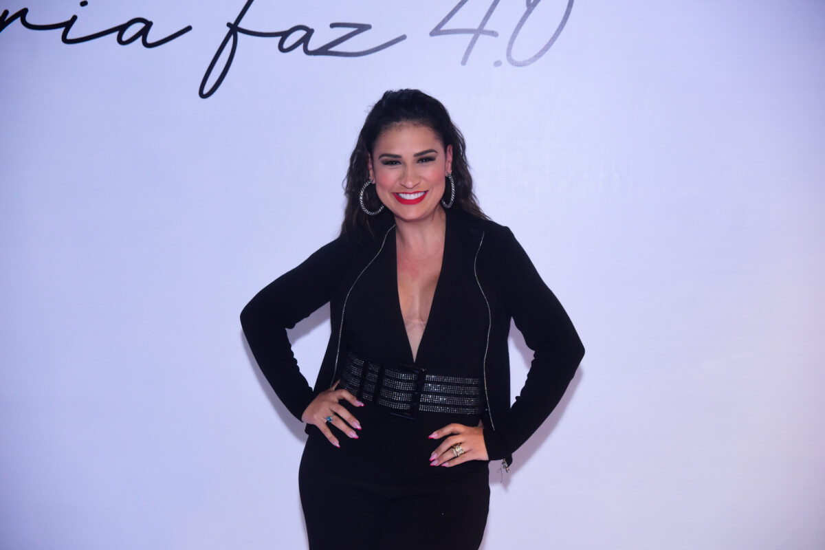 Foto: Look de Simone: cantora apostou na cintura marcada e decote ...