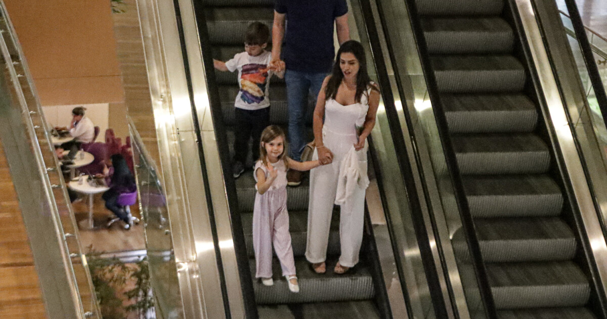 Filhos de Thais Fersoza e Michel Teló passeiam com pais e acenam para ...