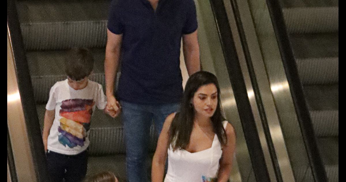 Família de Michel Teló curtiu o dia junto no Shopping Village Mall, no ...