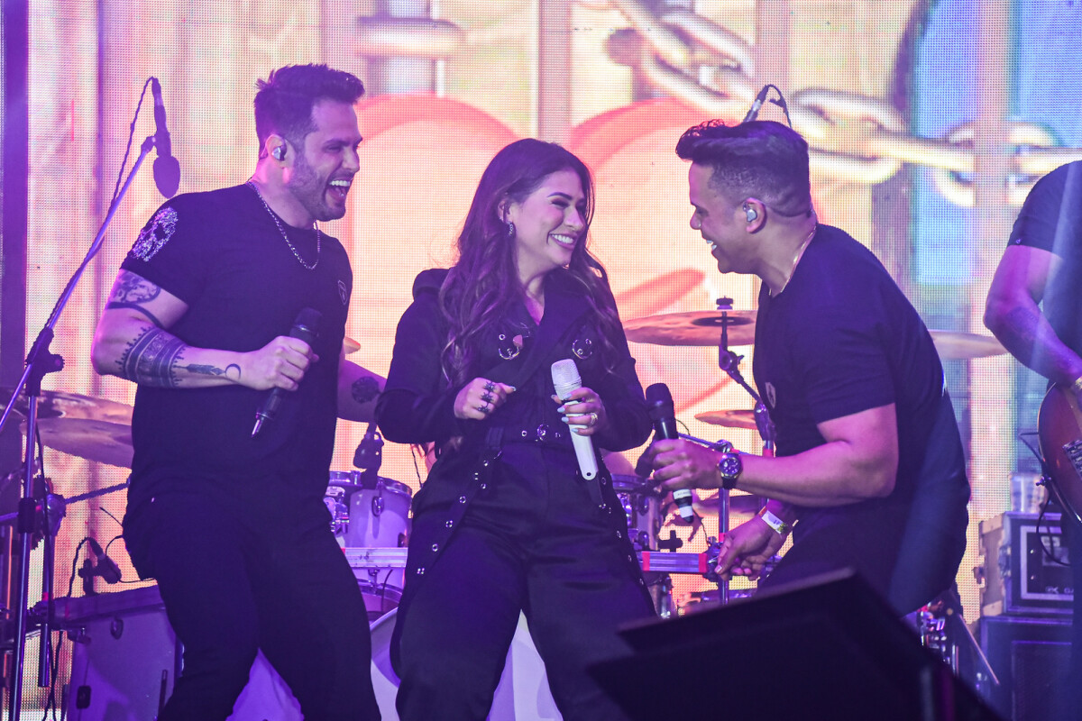 Foto: Simone Mendes subiu ao palco para fazer seu primeiro show da ...