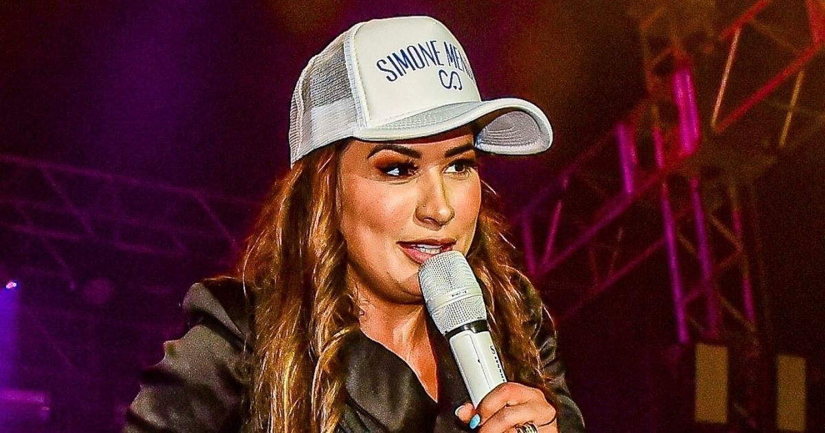 Simone Mendes já iniciou a carreira solo e está na estrada - Purepeople