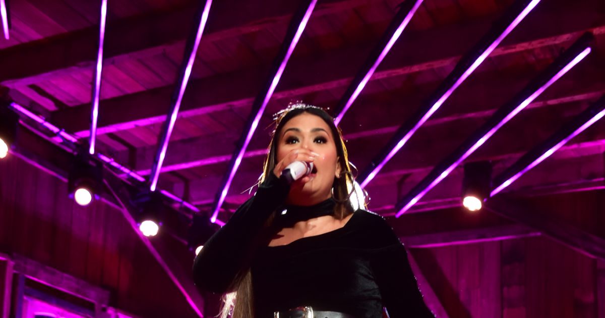 Simone Mendes criou efeito longilíneo em look para 1º DVD solo com ...