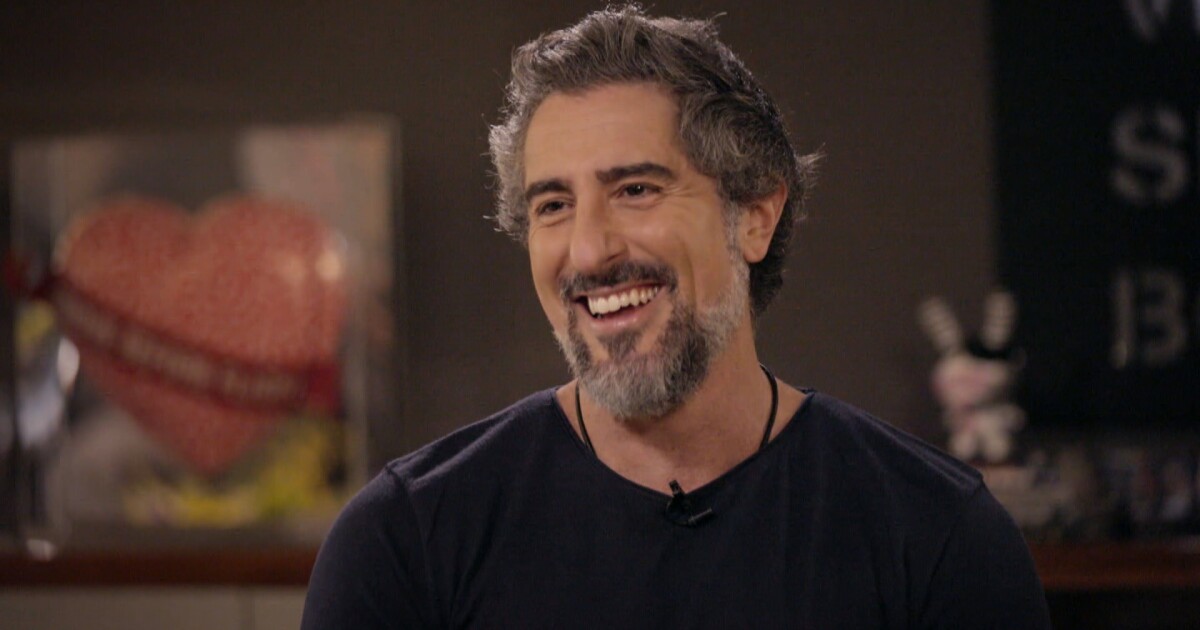 Marcos Mion 'rouba' objetos do 'Caldeirão' para criar árvore de Natal ...