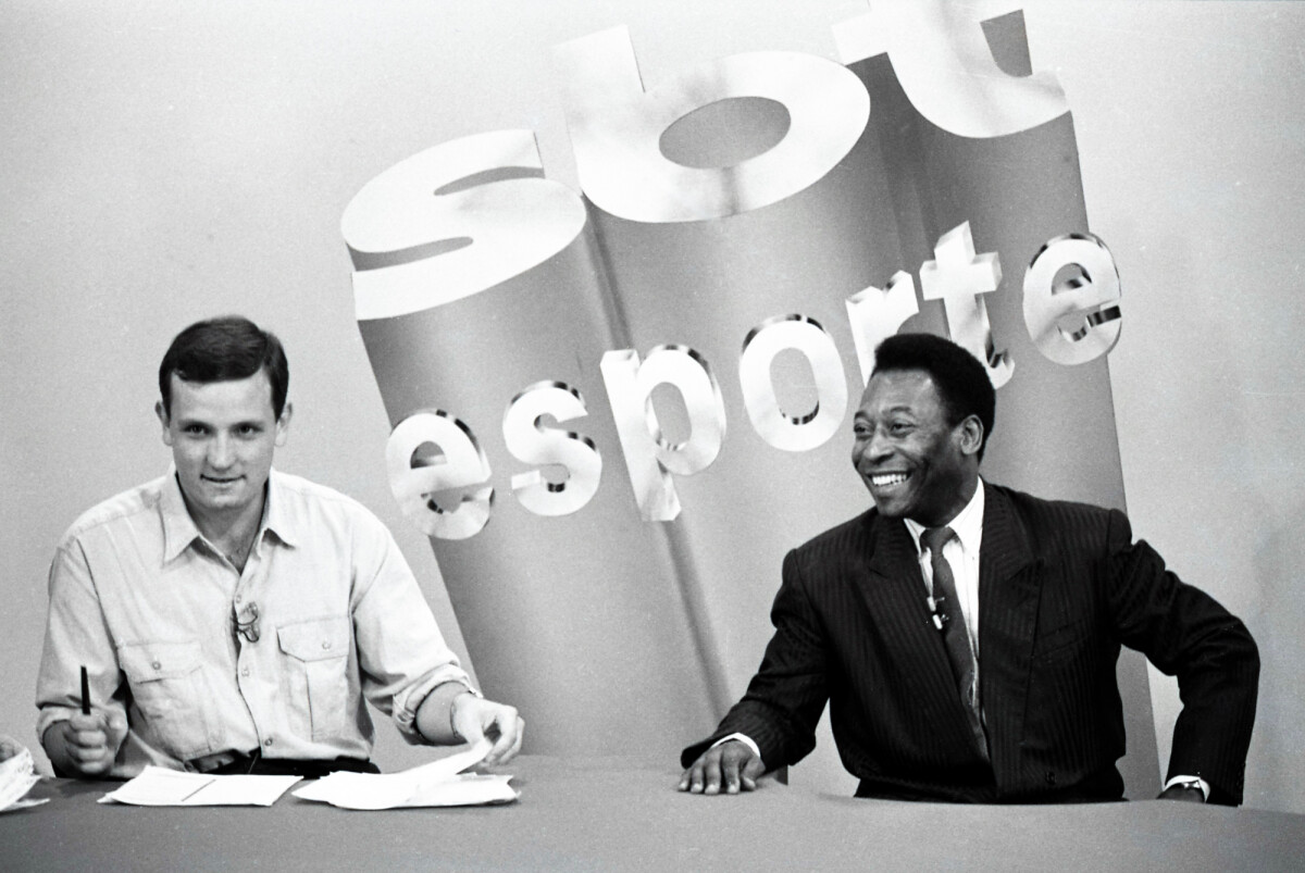 Foto: Pelé em foto de 1990 em programa esportivo do SBT ao lado de ...