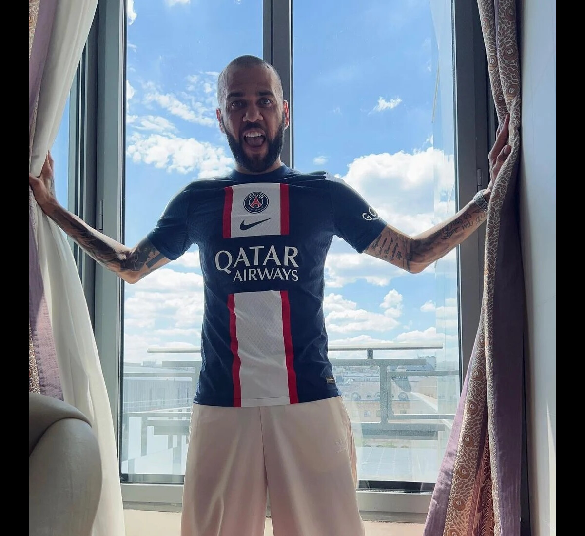 Foto: Daniel Alves tentou se passar por outra pessoa, mas uma tatuagem ...