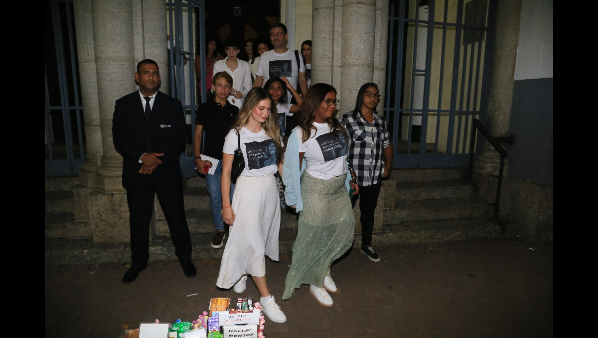 Foto: Filhas de Gloria Maria, Laura e Maria foram fotografadas na saída ...