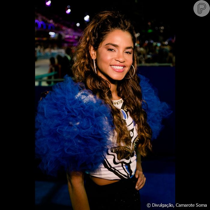 Abadá customizado com manga bufante foi escolha de Lucy Alves - Purepeople