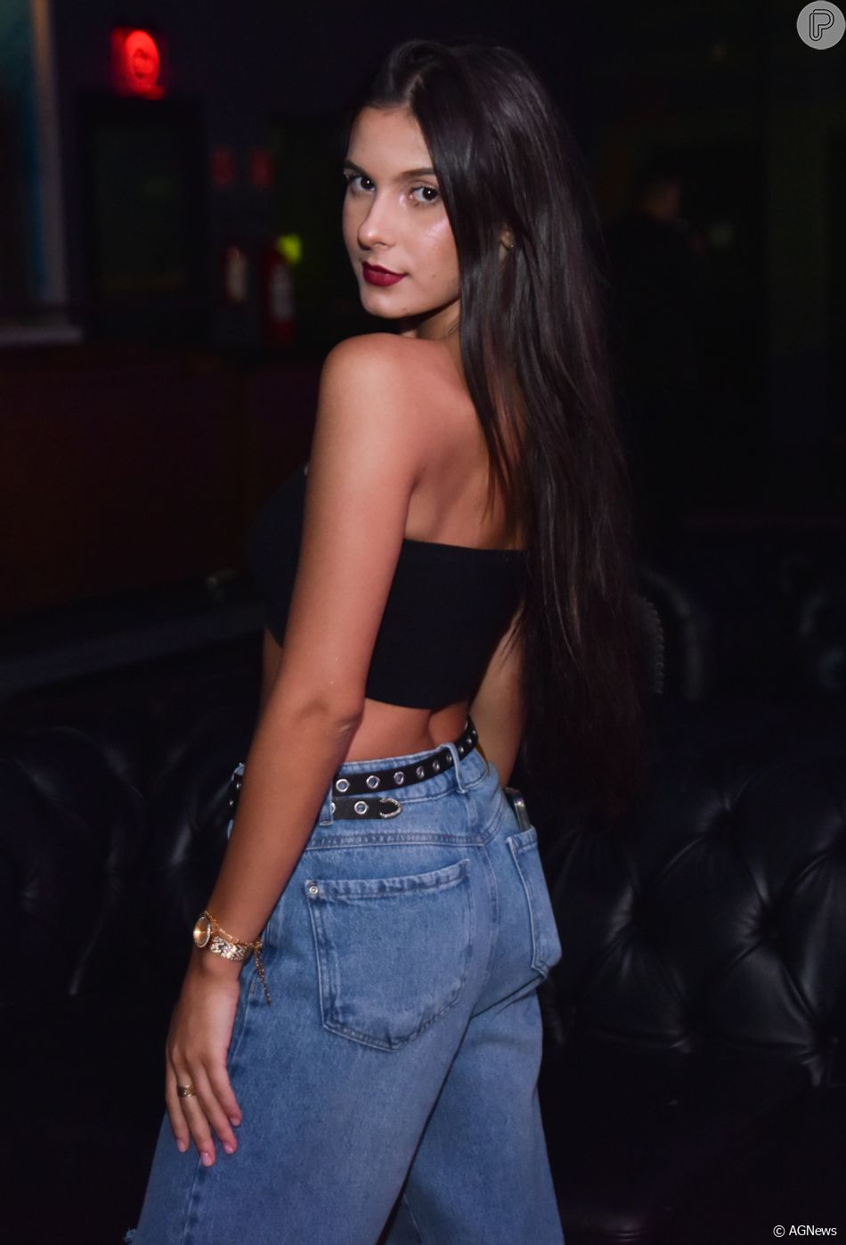 Moda Ana Castela: cantora combina top com calça jeans rasgada e deixa ...