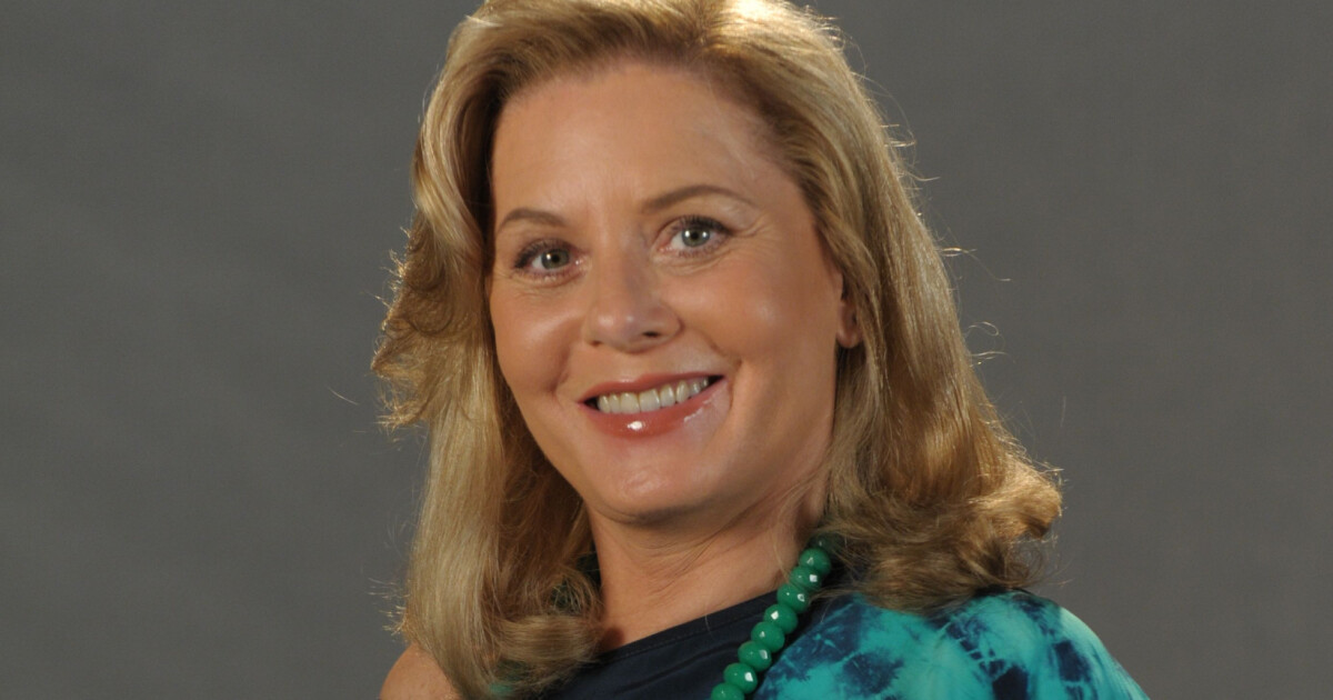 Vera Fischer usa beachwear elegante em passeio de barco e corpo ...