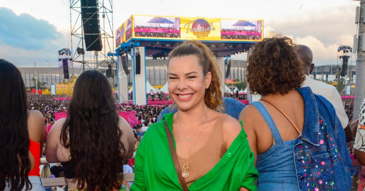 Fernanda Souza chegou sorridente para curtir o show do ex-marido ...