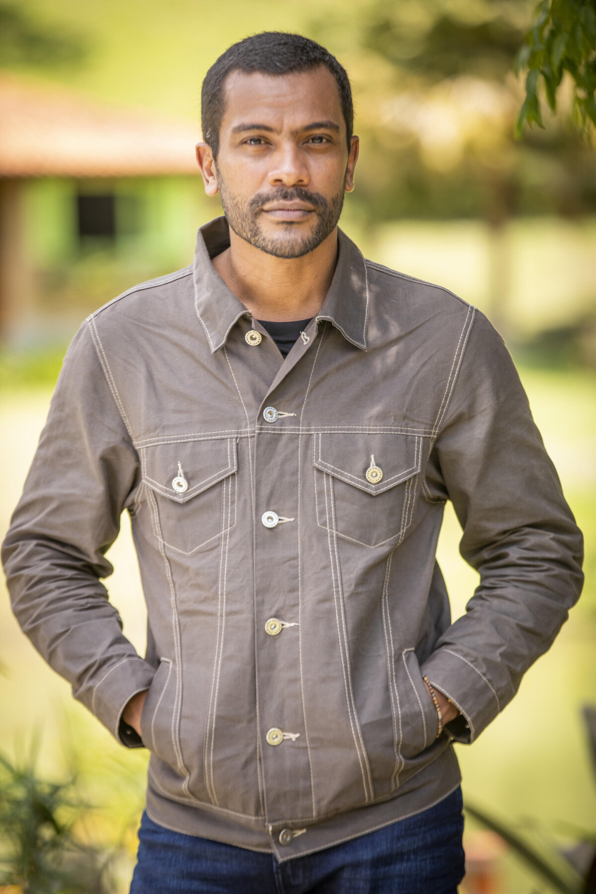 Foto: Na novela 'Vai na Fé', Theo (Emilio Dantas) não aceita o fato de ...