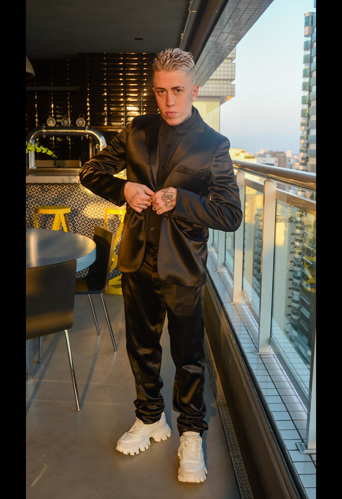 Foto: O cantor MC Daniel escolheu look all black para gravar seu novo ...