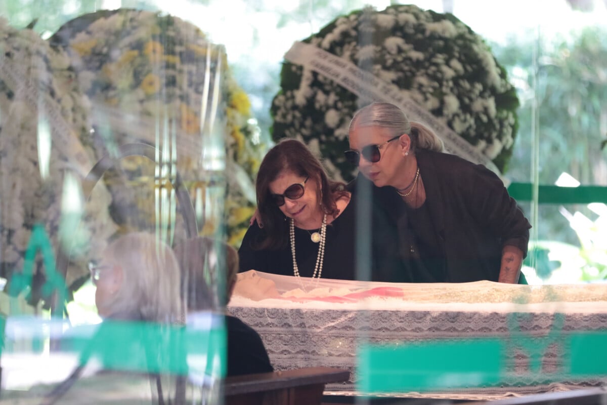 Foto: Corpo de Palmirinha foi velado na manhã desta segunda-feira (8 ...