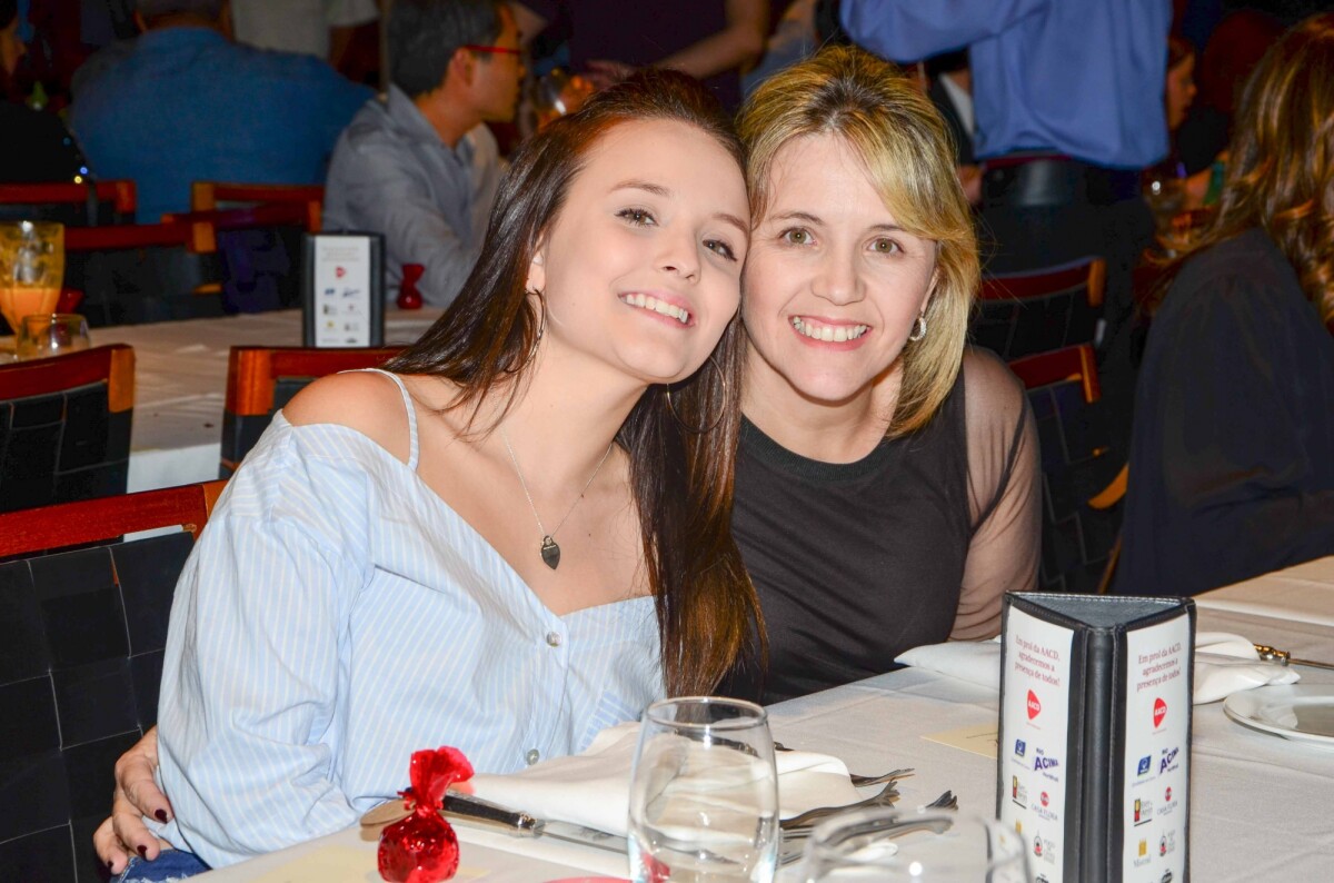 Foto: Relação de Larissa Manoela e a mãe, Silvana Taques, piorou nos ...