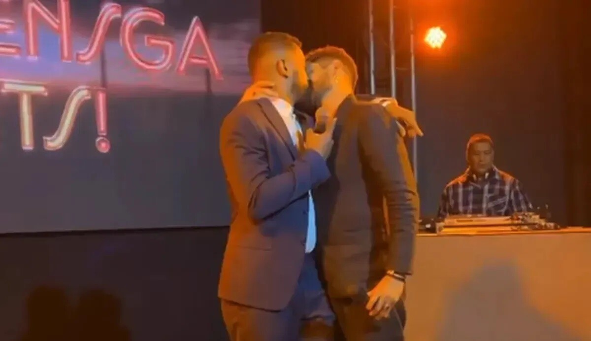 Foto: Samuel de Assis e Alejandro Claveaux se beijaram em festa de 'Renga Hits' - Purepeople