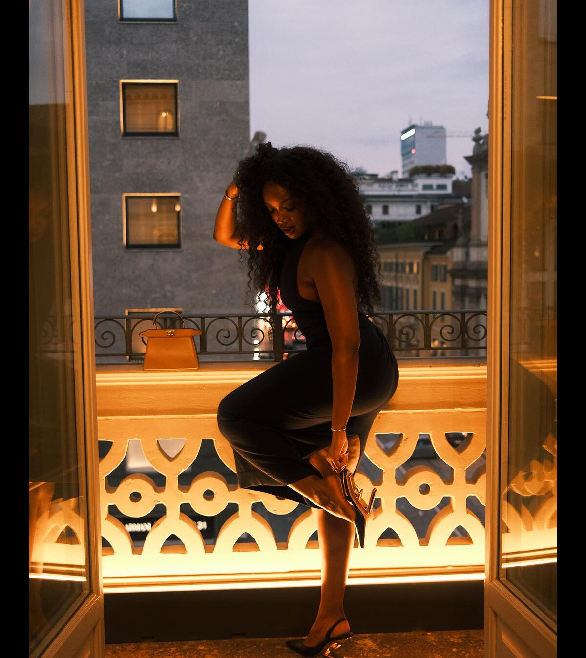 Foto: Iza combinou o seu look de vestido preto com uma sandália salto ... Foto: Iza combinou o seu look de vestido preto com uma sandália salto ...