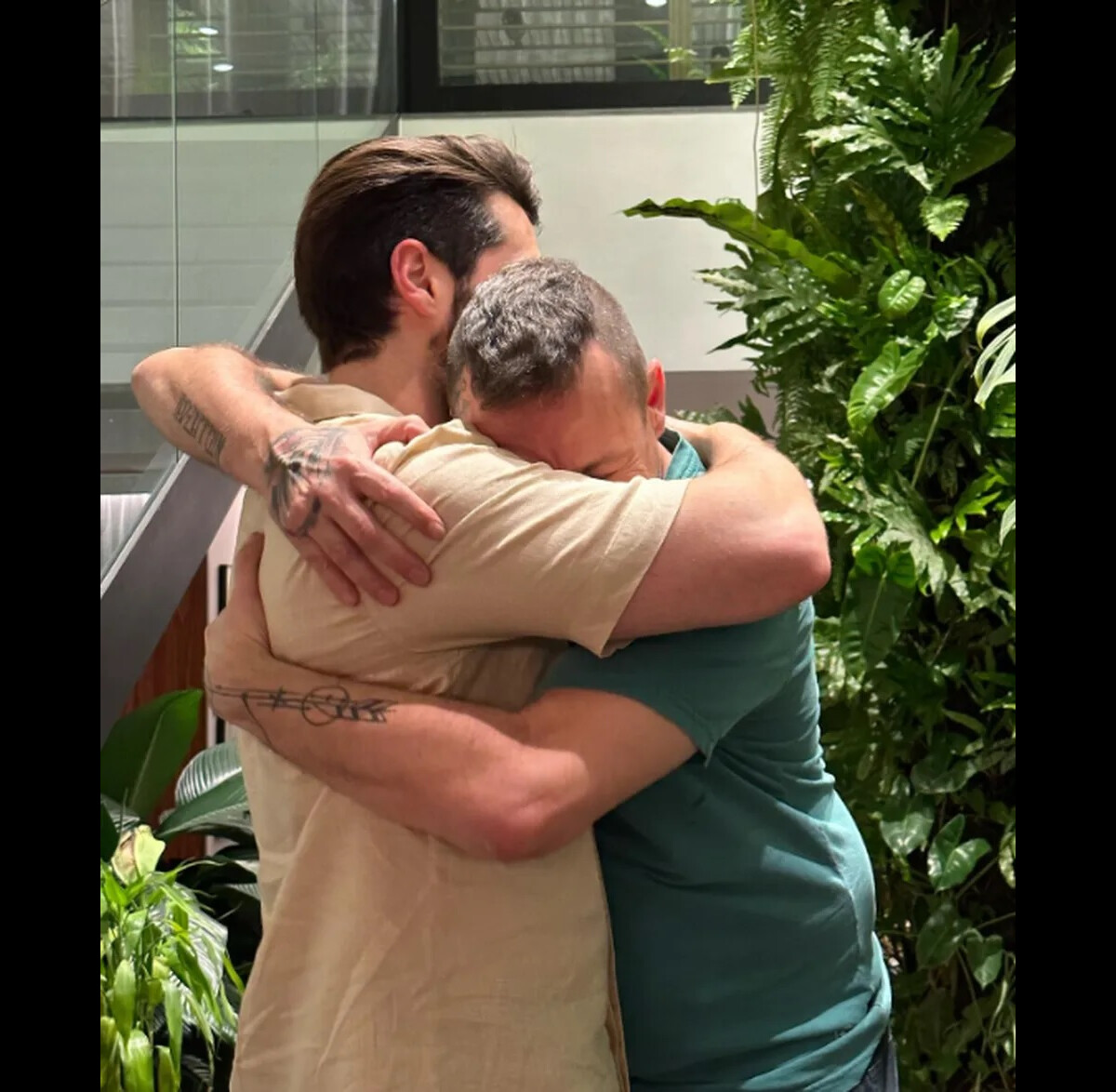 Foto: Alok finalmente reencontrou seu pai após o DJ ficar preso no meio ...
