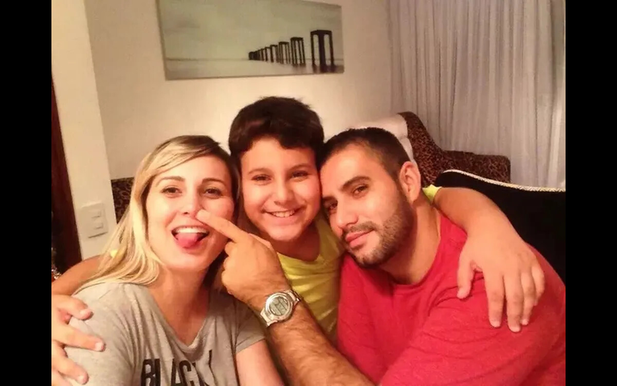 Foto: Arthur Urach é filho de Tiago Costa, primeiro marido da ex ...