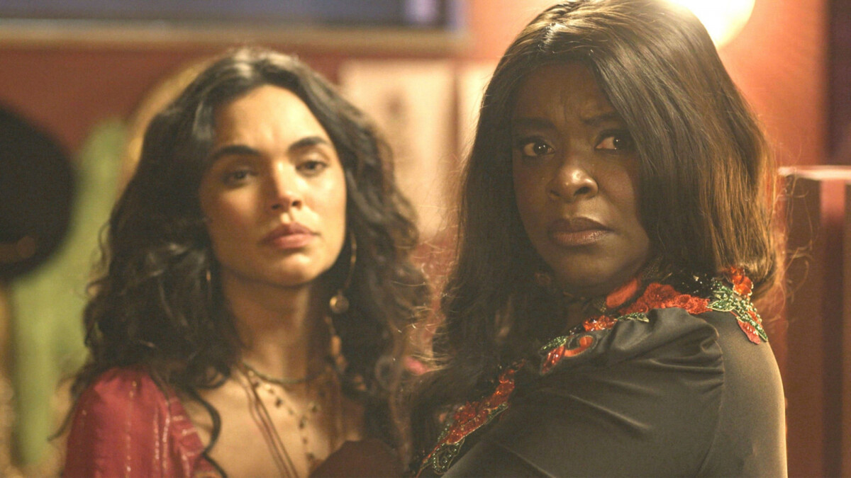 Foto: Luna (Giovanna Cordeiro) e Maria (Olívia Araújo) assinam o contrato de compra de seu ...