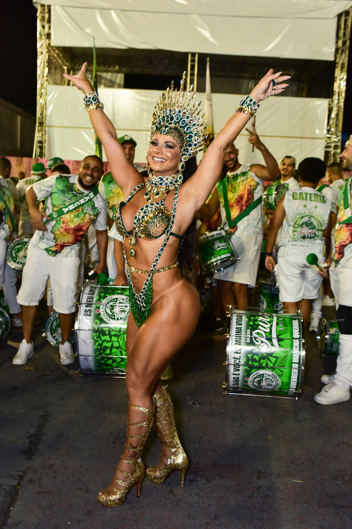 Foto: Viviane Araujo também exibiu virilha lisinha enquanto posava para ... Foto: Viviane Araujo também exibiu virilha lisinha enquanto posava para ...
