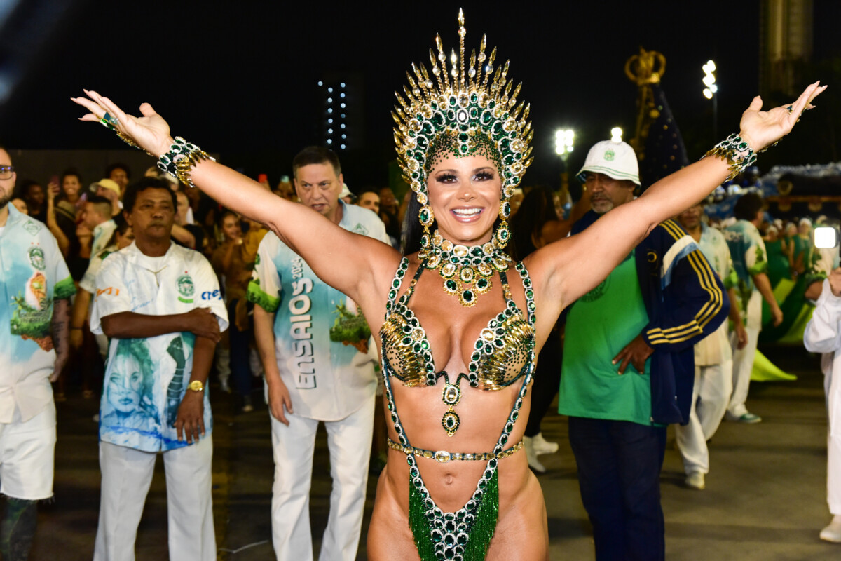 Foto: Viviane Araujo também brilha como rainha de bateria pela Mancha ... Foto: Viviane Araujo também brilha como rainha de bateria pela Mancha ...