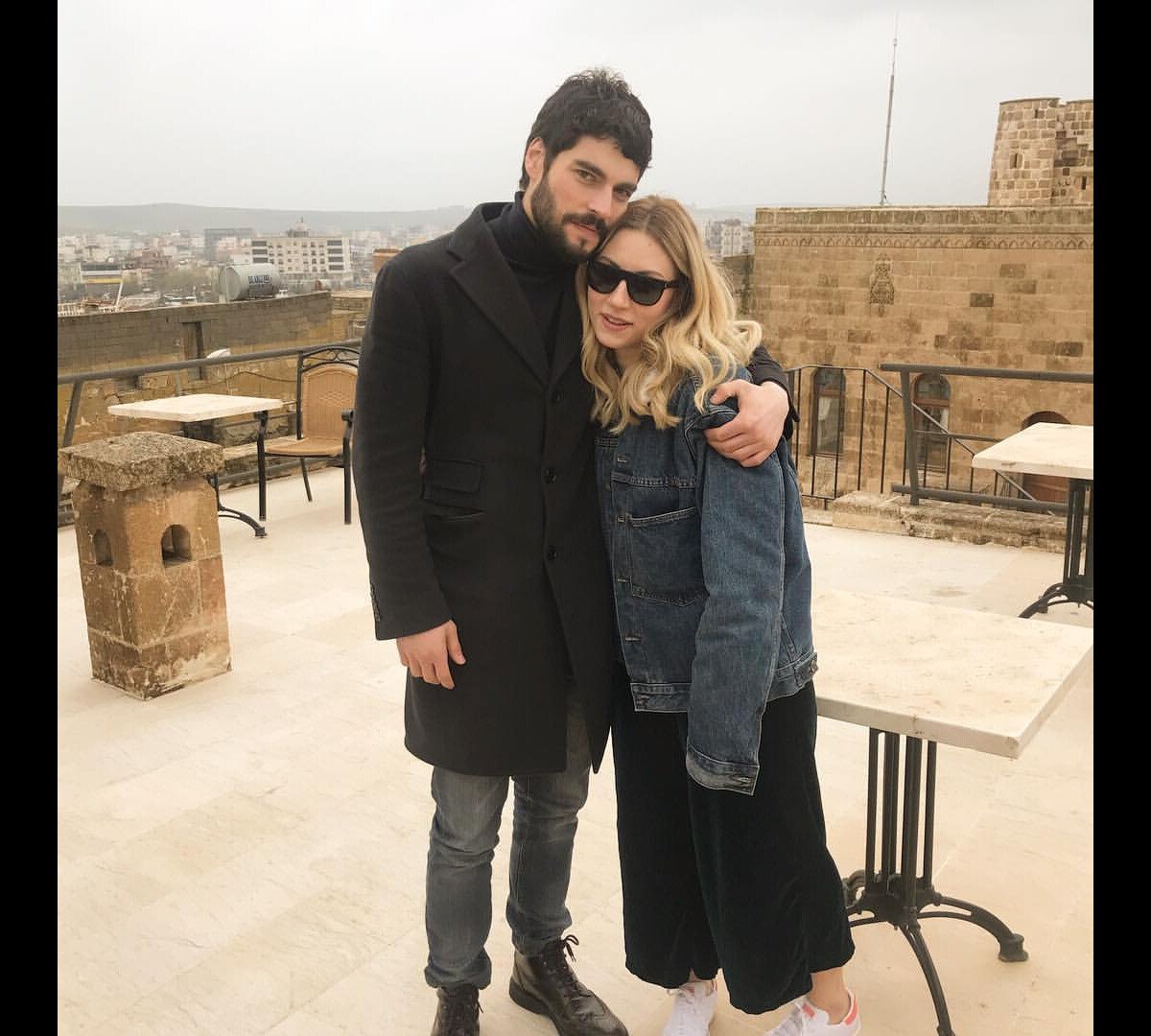 Foto: Akin Akinözü namora a economista Sandra Pestemalciyan há 7 anos ...