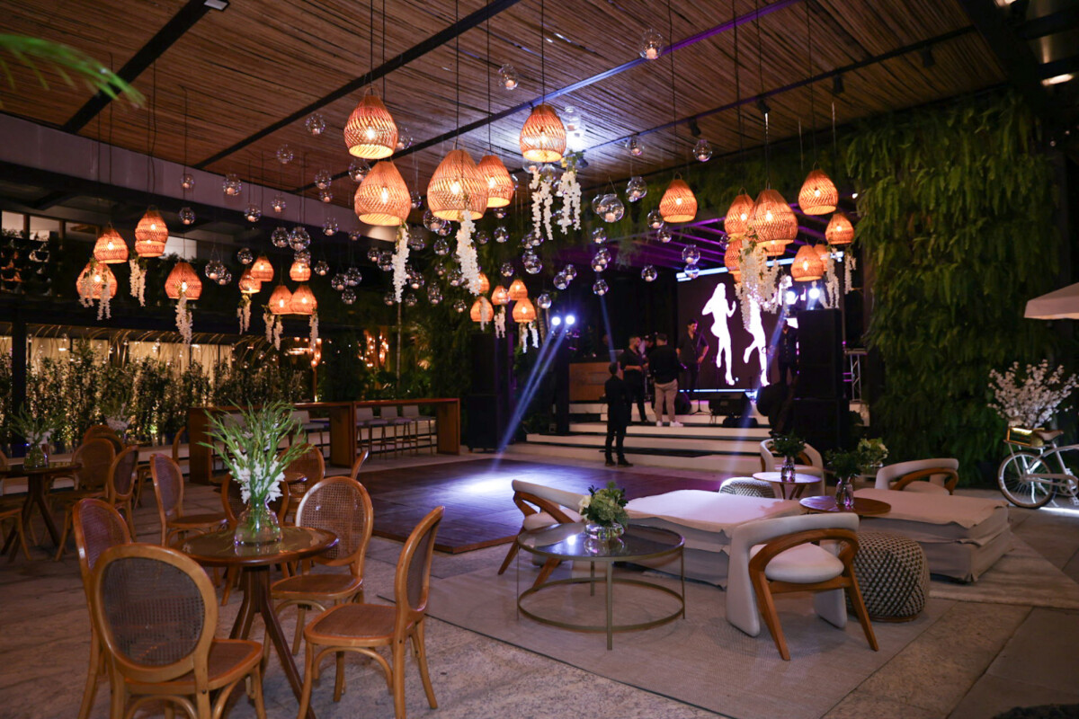 Foto: Espaço foi decorado com pontos de vela, dando tom aconchegante e ...