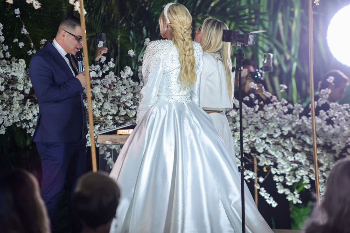 Foto: Monique Evans usou vestido clássico cravejado e com calda longa ...