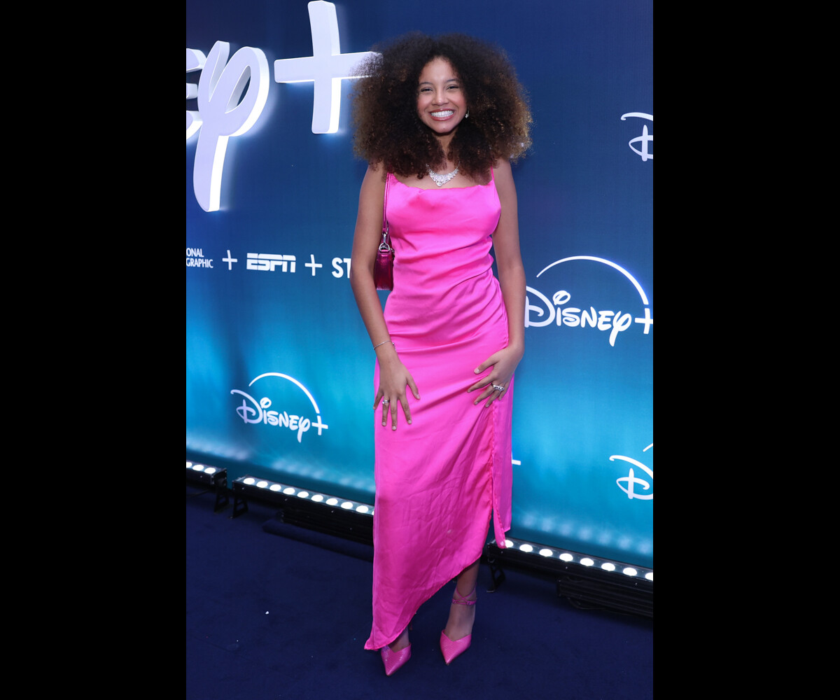 Foto: Laura Luz optou pelo look monocromático pink no evento da Disney ...