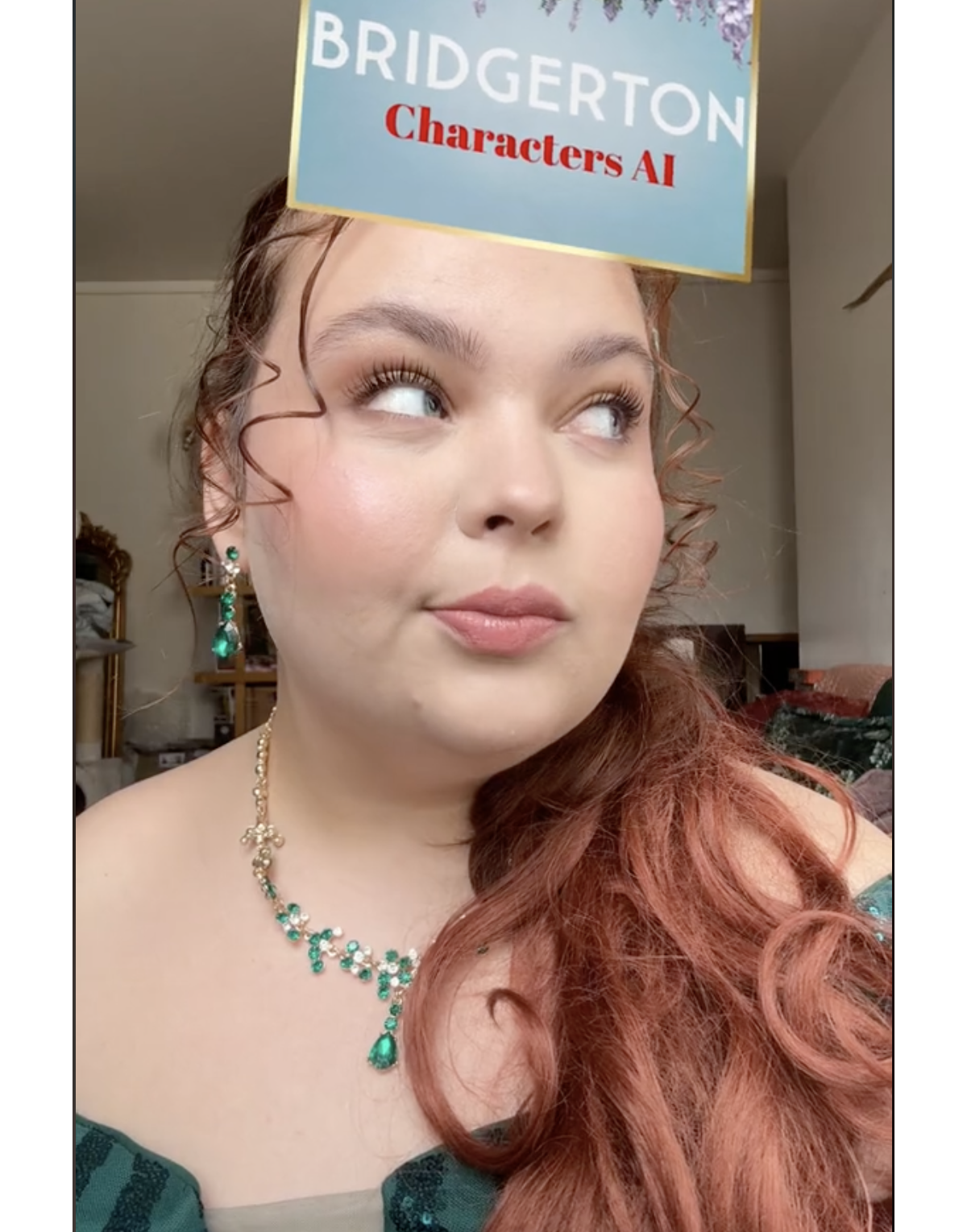 Foto: Influencer Elisabeth Thomas é comparada com Nicola Coughlan, atriz de Penelope em ...