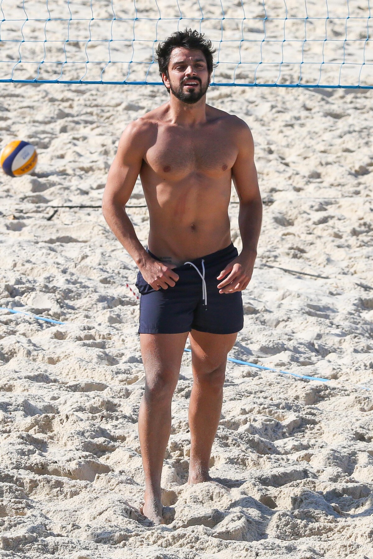 Foto: Rodrigo Simas ainda foi flagrado puxando o cós do short, deixando ...