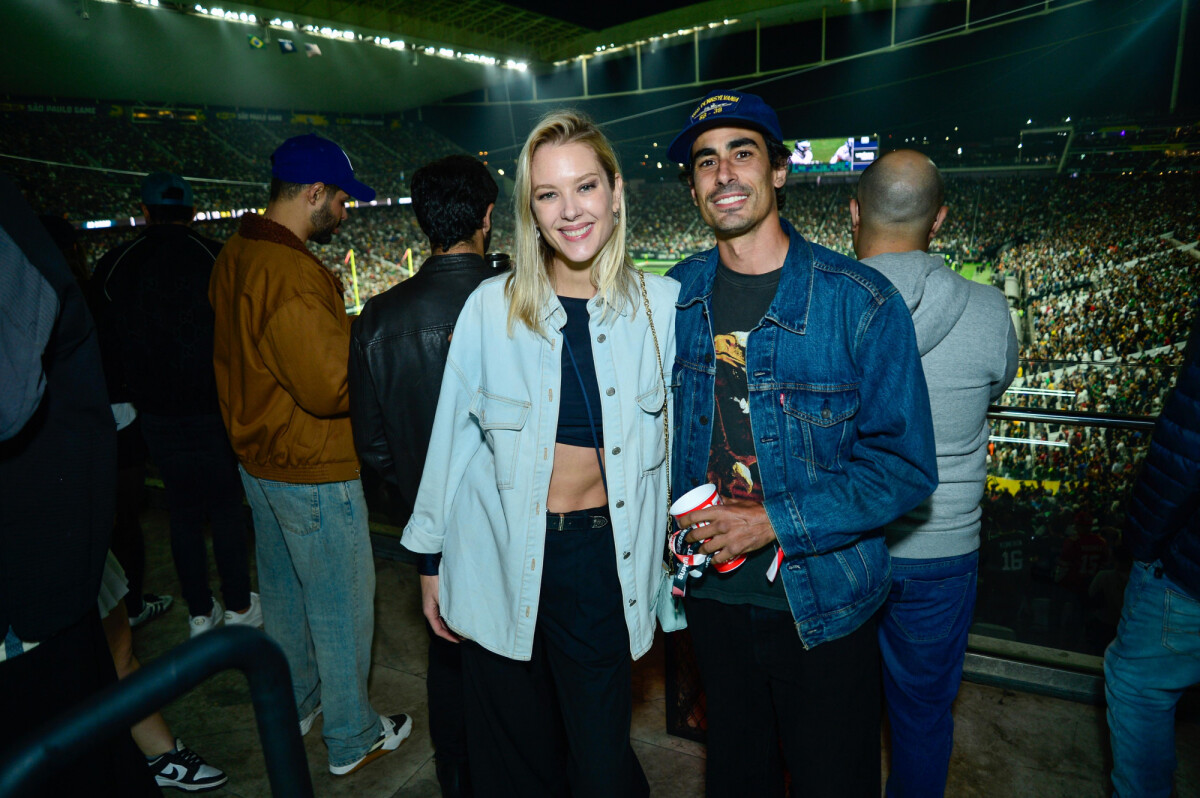 Foto: Gianne Albertoni e o skateboarder Ricardo Dexter marcam presença ...
