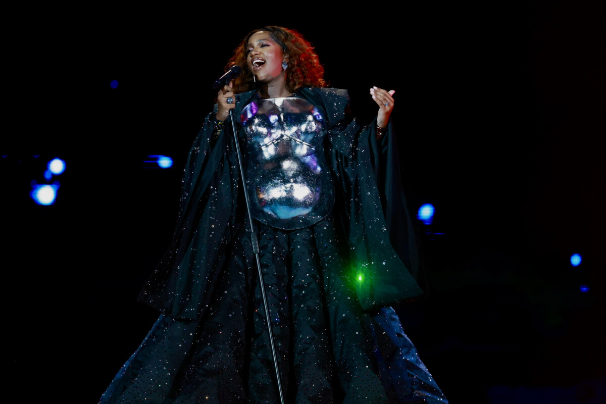 Foto: Iza surgiu no começo do seu show no Rock in Rio 2024 com um look ...