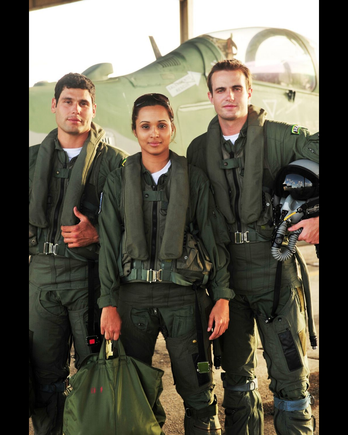 Foto: Dudu Azevedo posa com Thaíssa Carvalho e Max Fercondini com ...