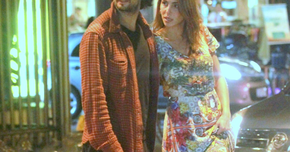 Rodrigo Santoro passeia abraçado com a namorada, Mel Fronckowiak, no ... Rodrigo Santoro passeia abraçado com a namorada, Mel Fronckowiak, no ...