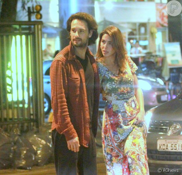 Rodrigo Santoro passeia abraçado com a namorada, Mel Fronckowiak, no ... Rodrigo Santoro passeia abraçado com a namorada, Mel Fronckowiak, no ...