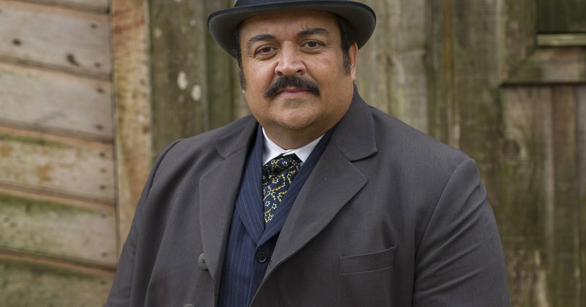 Dr. Botelho (Marcelo Torreão) descobre a troca dos medicamentos e ...