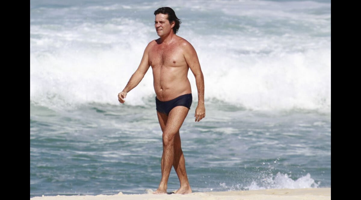 Foto: Felipe Camargo é flagrado frequentemente tomando uma banho de mar nas praias do Rio ...