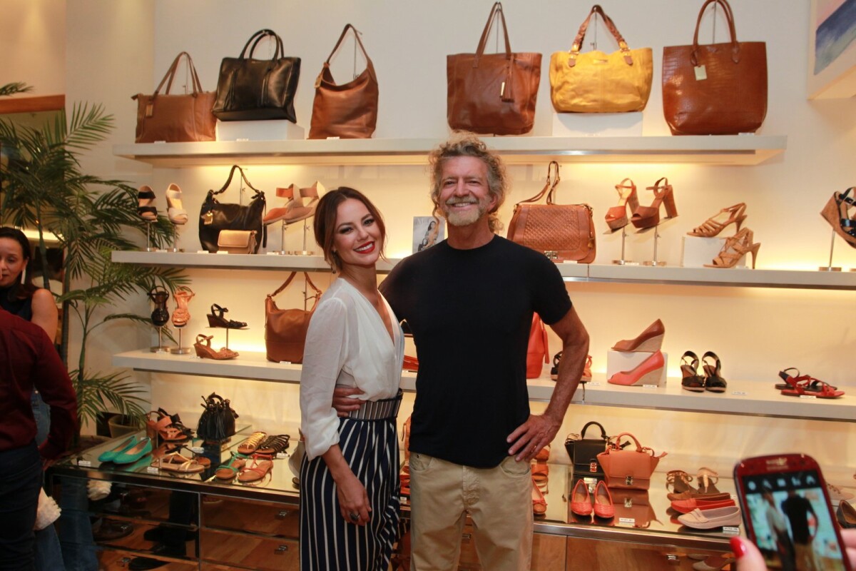 Foto: Paolla posa com Ari Svartsnaider, CEO da Mr. Cat - Purepeople
