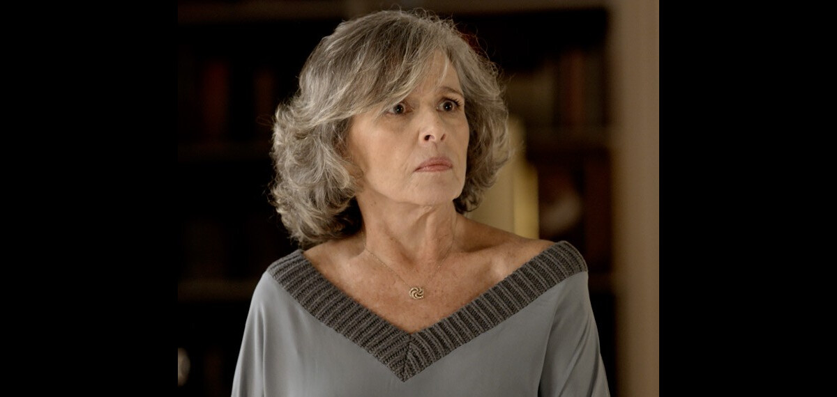 Foto: Vitória (Irene Ravache) decide permanecer morando em seu palacete ...