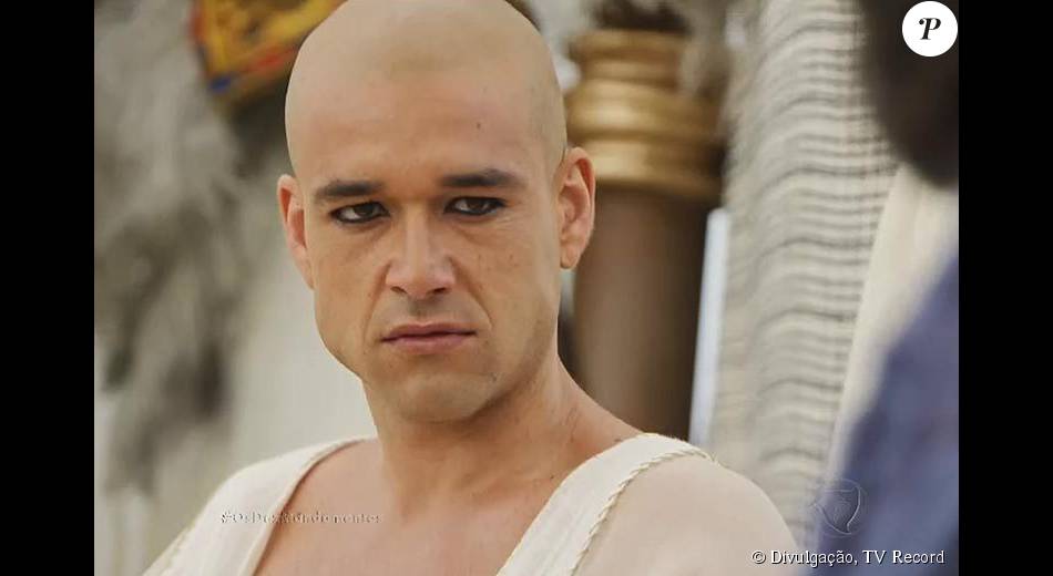 Ramsés (Sérgio Marone) é convencido por Nefertari (Camila Rodrigues) a ...