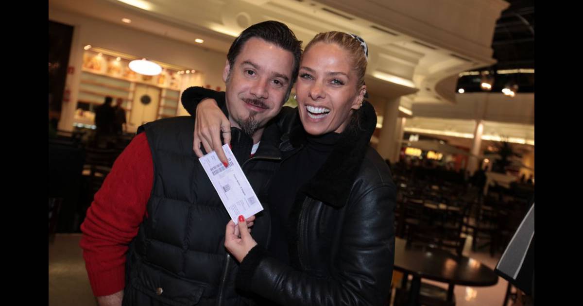 Adriane Galisteu e o marido, Alexandre Iódice, prestigiam peça em São ...
