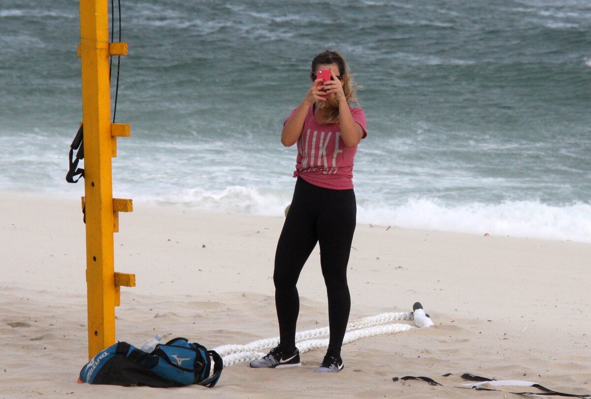 Foto: Ao perceber paparazzo, Fernanda Souza tirou foto com celular ...