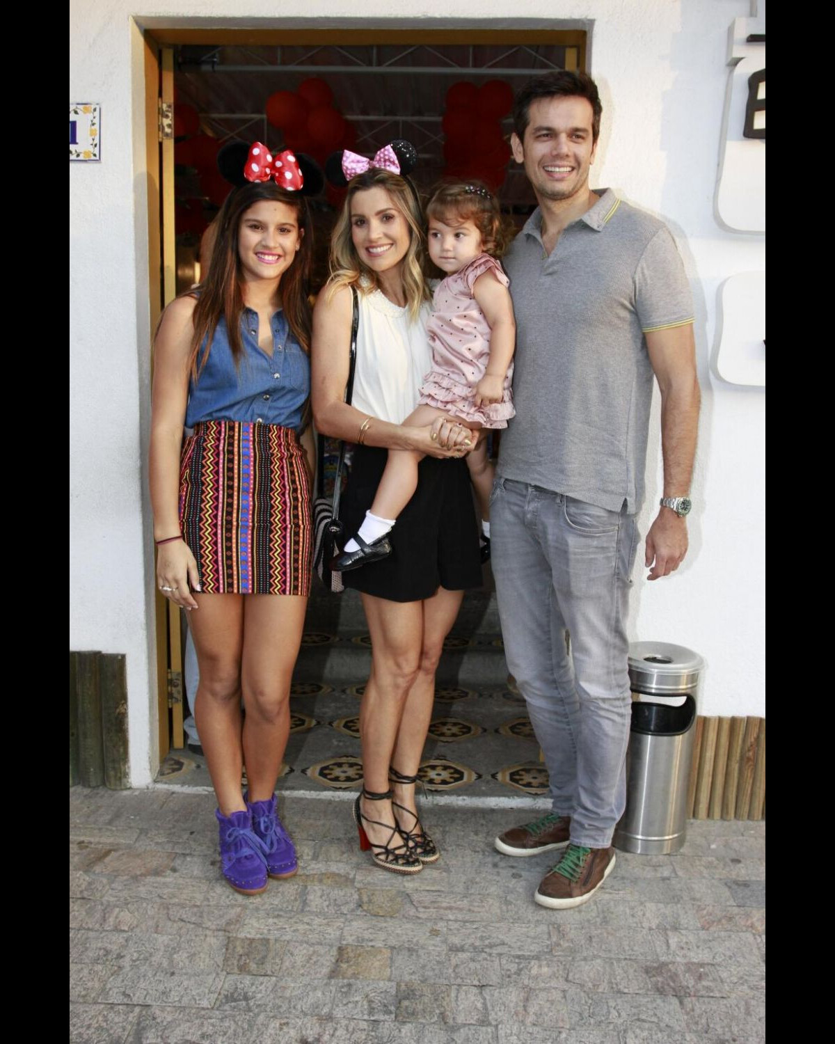 Foto: Flávia Alessandra ao lado do marido Otaviano Costa e das duas ...