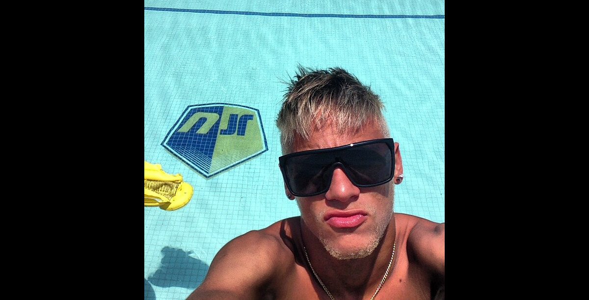 Foto: Neymar aproveita o Natal curtindo a sua piscina estilizada, que ...