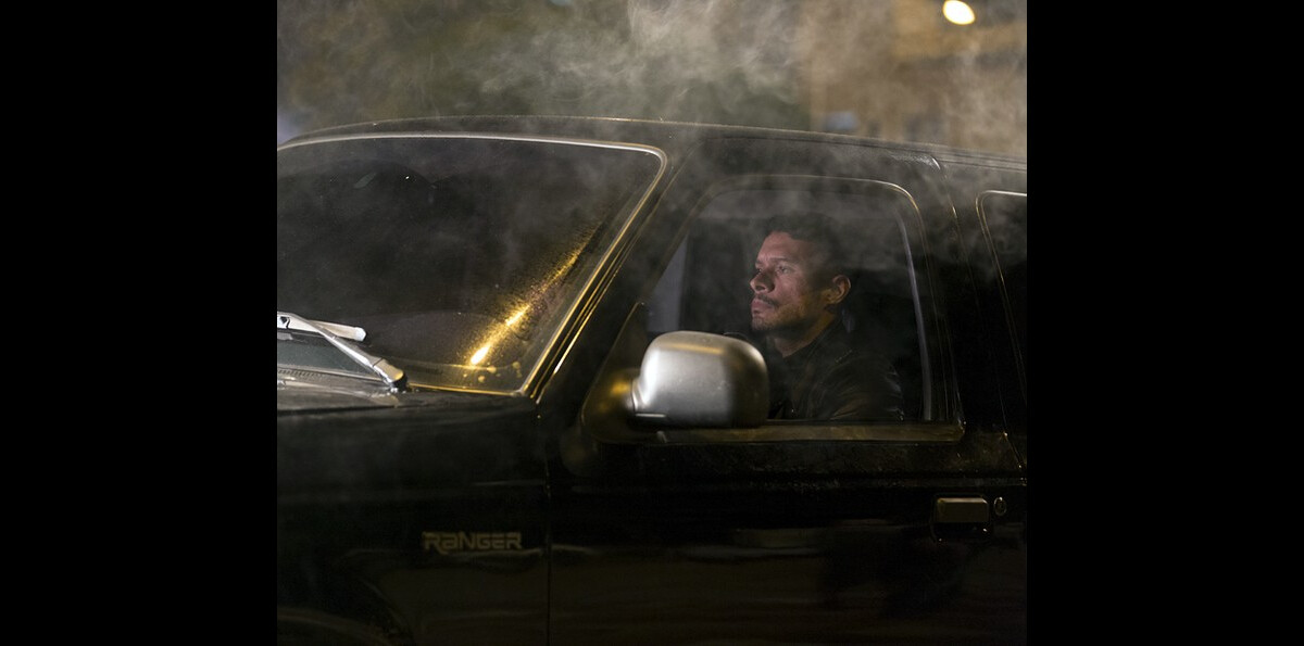 Foto: Fininho (Hugo Resende) pede ajuda a Gustavo (Daniel Rocha) e ...