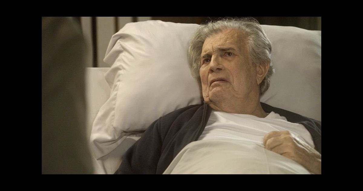 Fausto (Tarcísio Meira) fica em pânico quando Fininho (Hugo Resende ...